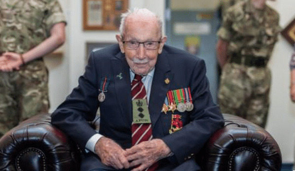 Britse coronaheld Captain Tom (100) overleden - Weekend Online