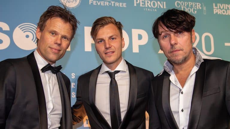 3JS-zangers hebben zich vergist in drukte van eigen café: 'Zitten er ...