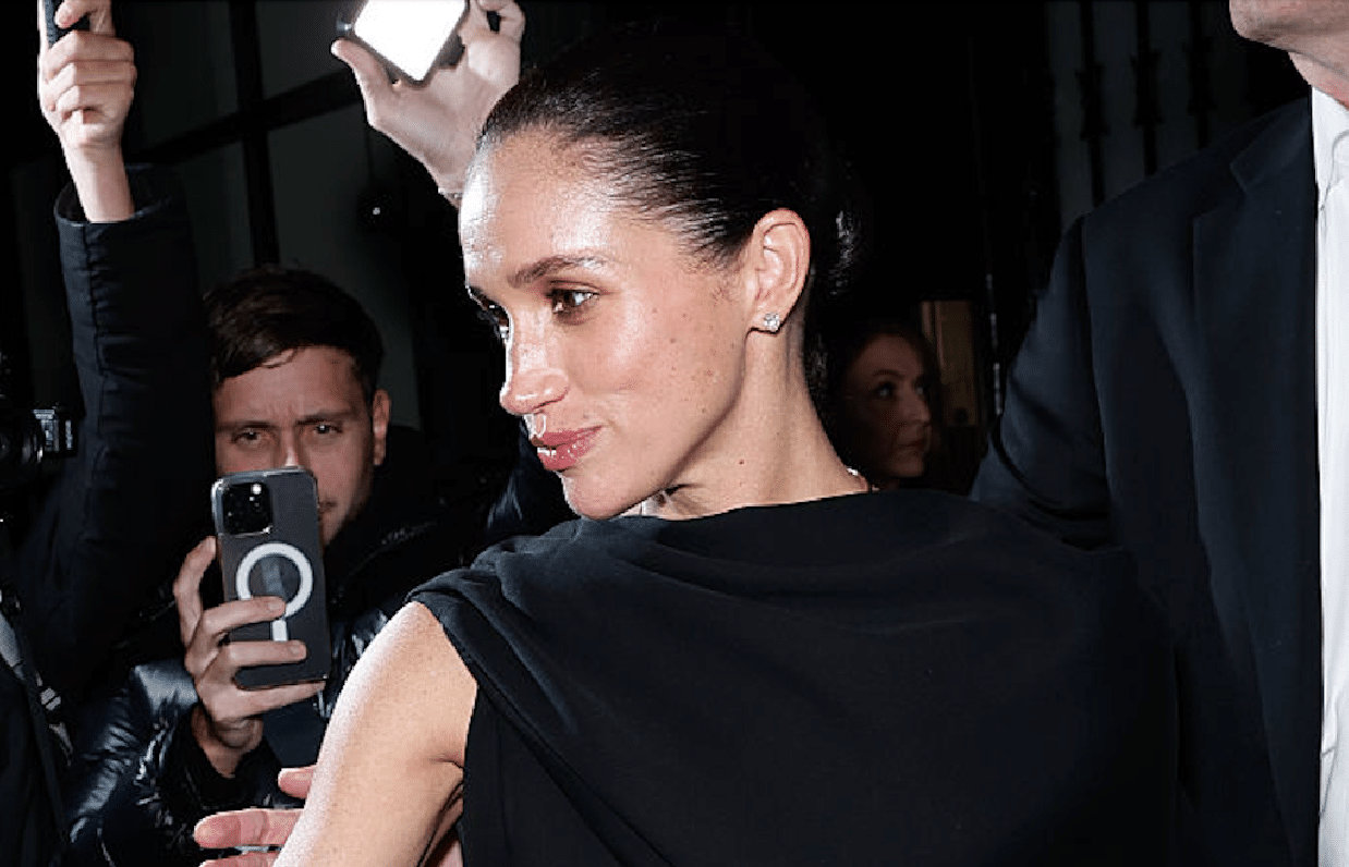 Meghan Markle schittert op rode loper Paris Fashion Week