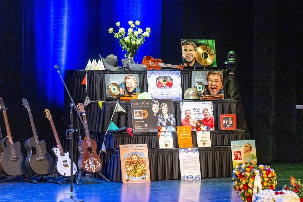 Liefdevol afscheid voor René Karst — mét zijn iconische groene bril